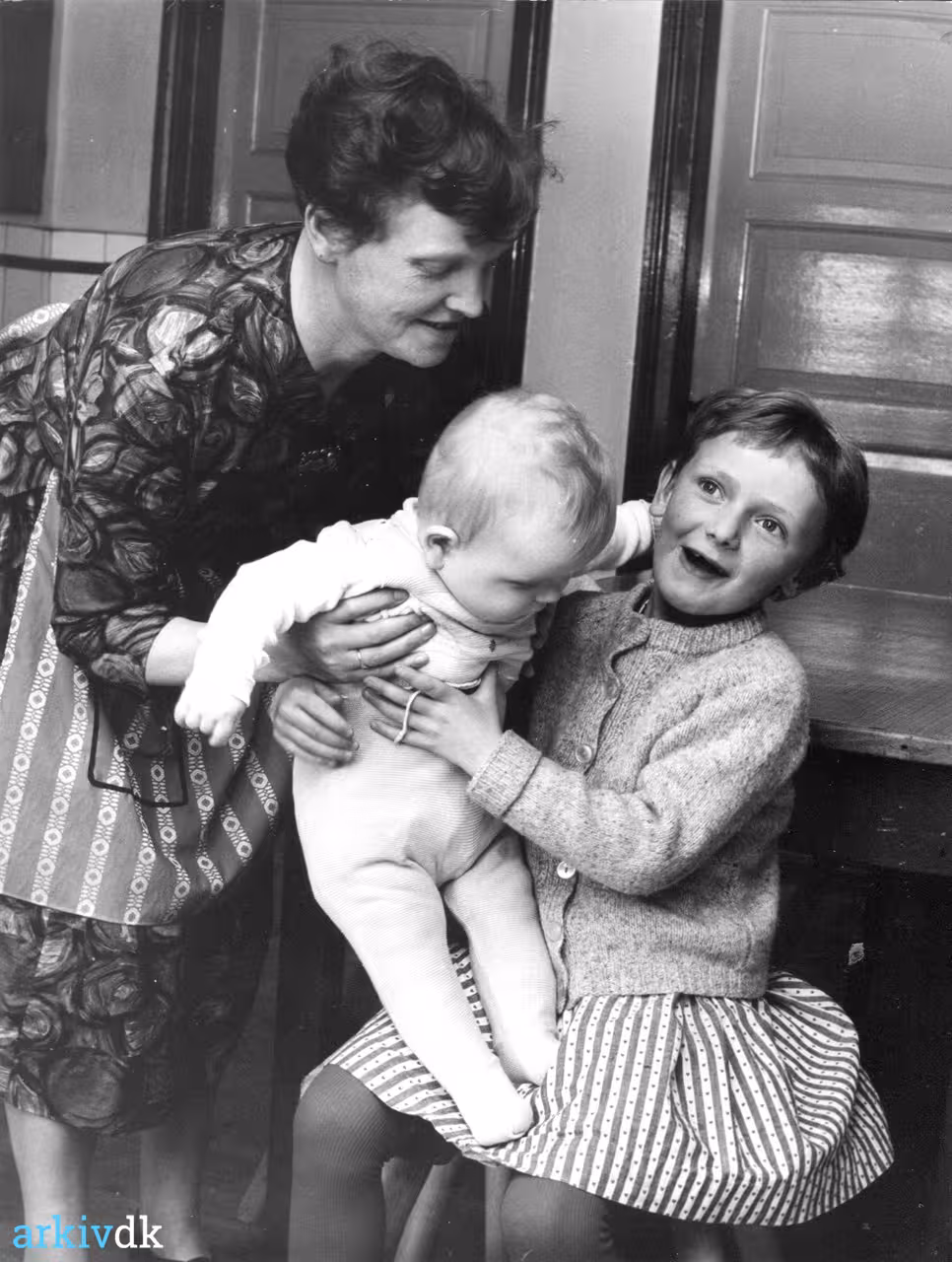arkiv.dk | Anna Nissen med børnene Poul Ravn Nissen og Karen Ravn Nissen