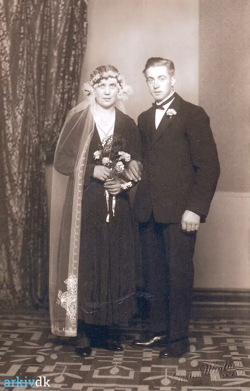 arkiv.dk | Brudebillede 17.11.1932 af Emilie jensen og Julius Skov, bosat i Simonsbjerg paa ...