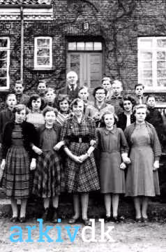 arkiv.dk | Tage Lunn med konfirmander nederst f.v. Inge Kragh, Grethe Friis, Gunver Jensen ...