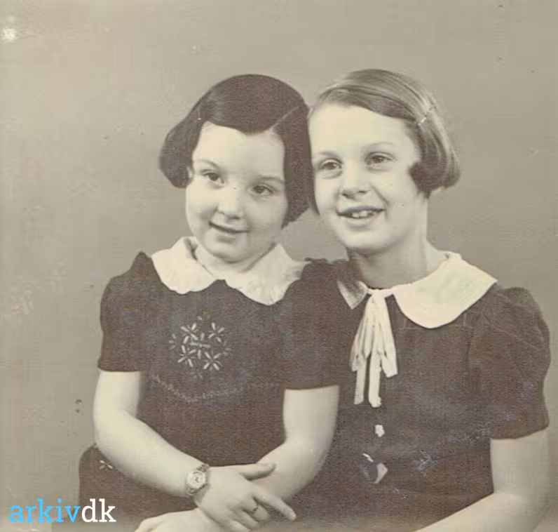 arkiv.dk | Personarkiv: Fra venstre: Aase og Inger Jensen, Østermarksvej 4, 7130 Juelsminde ...