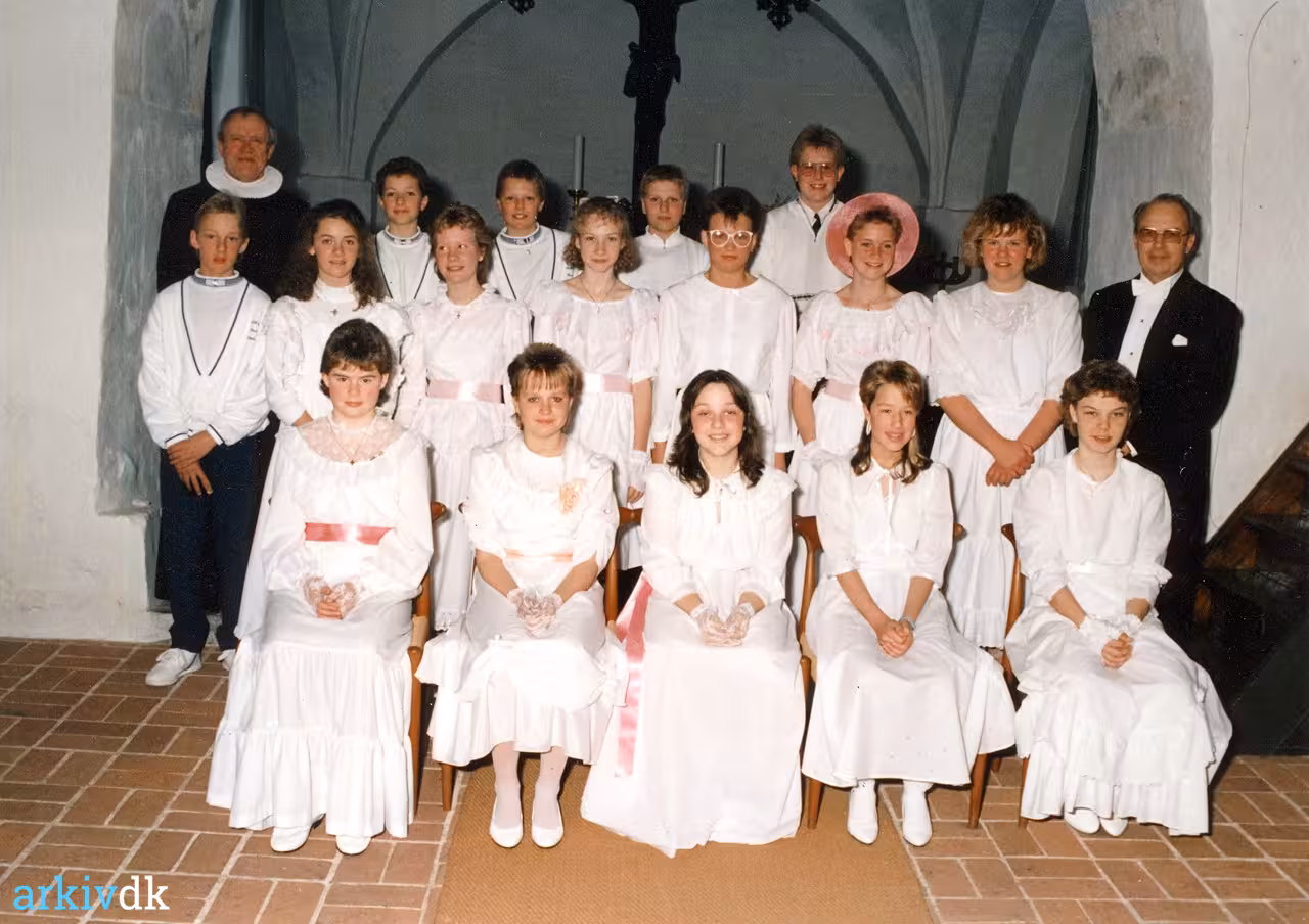 arkiv.dk | Konfirmander i Skamby kirke 1989 med pastor Henning Ollerup