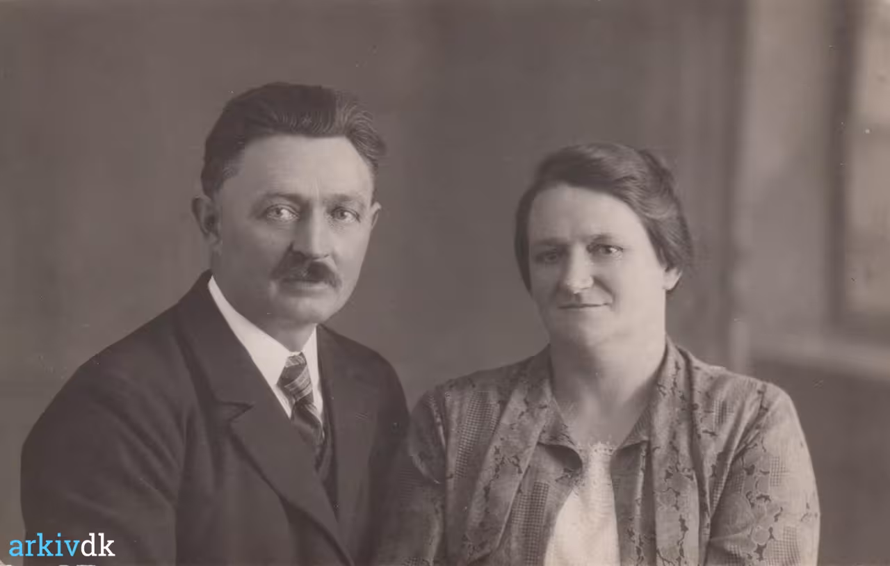 arkiv.dk | Tømrermester Anders Jensen og hustru Maren Kirstine, Lille Strædet 2, Himlingøje.