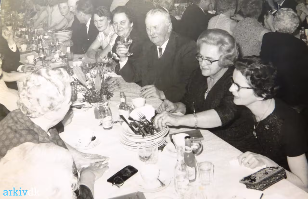 arkiv.dk | Billede fra en fest i et Forsamlingshus ca. 1965.