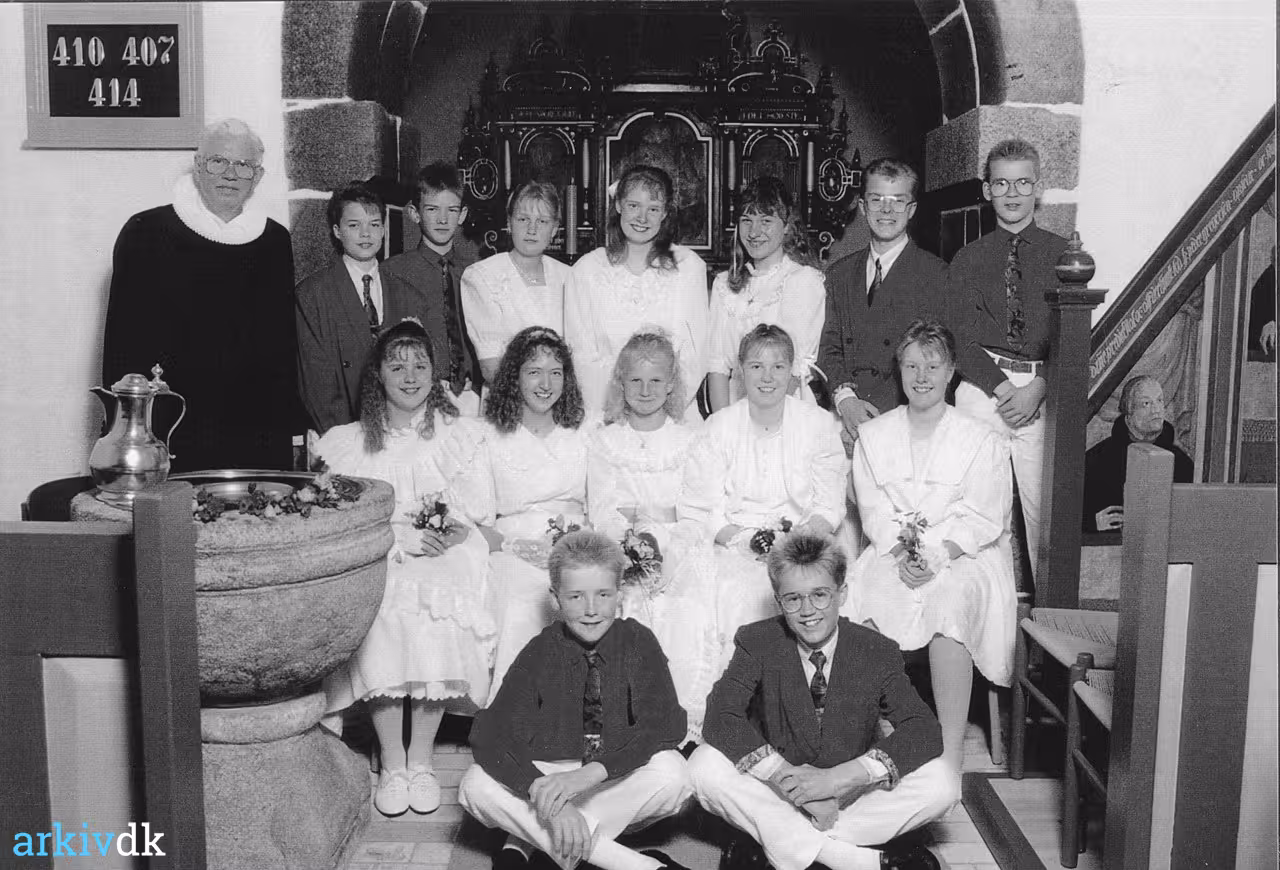 arkiv.dk | Konfirmation Vorgod Kirke 1991, hold A ved sognepræst Harry Jørgensen.