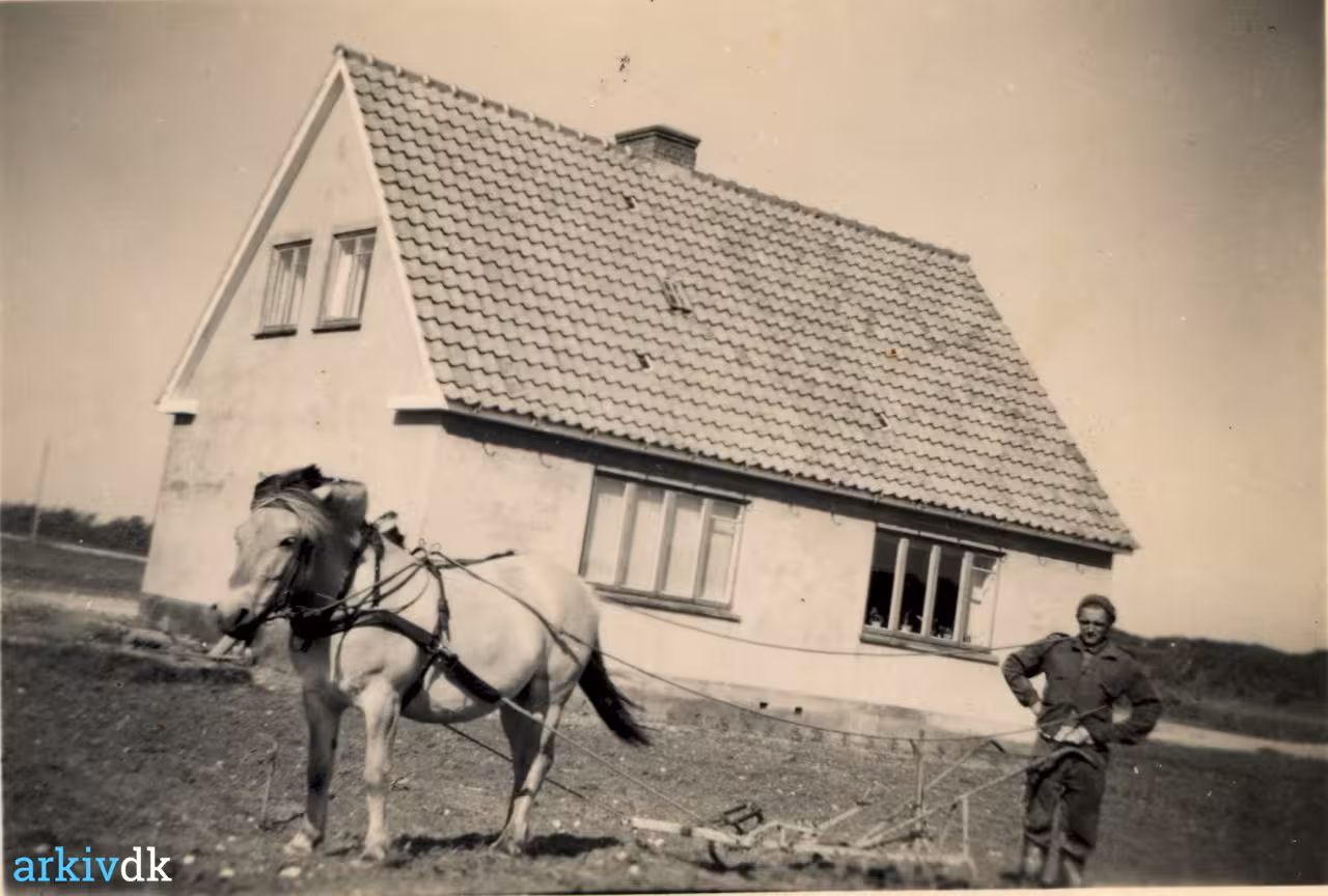 arkiv.dk | Karl Thomsen med hest foran stuehuset