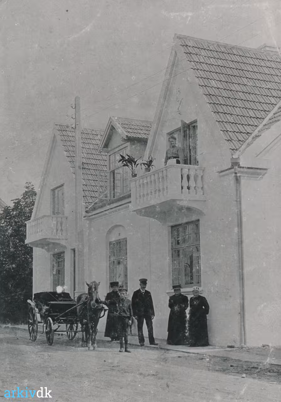 arkiv.dk | Familierne Lystlund og Nielsen foran ejendommen Bryggergade 7