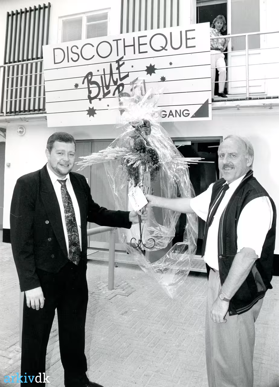 arkiv.dk | Horsted, Leif og Knud Clausen foran Blue Bell. 1987.