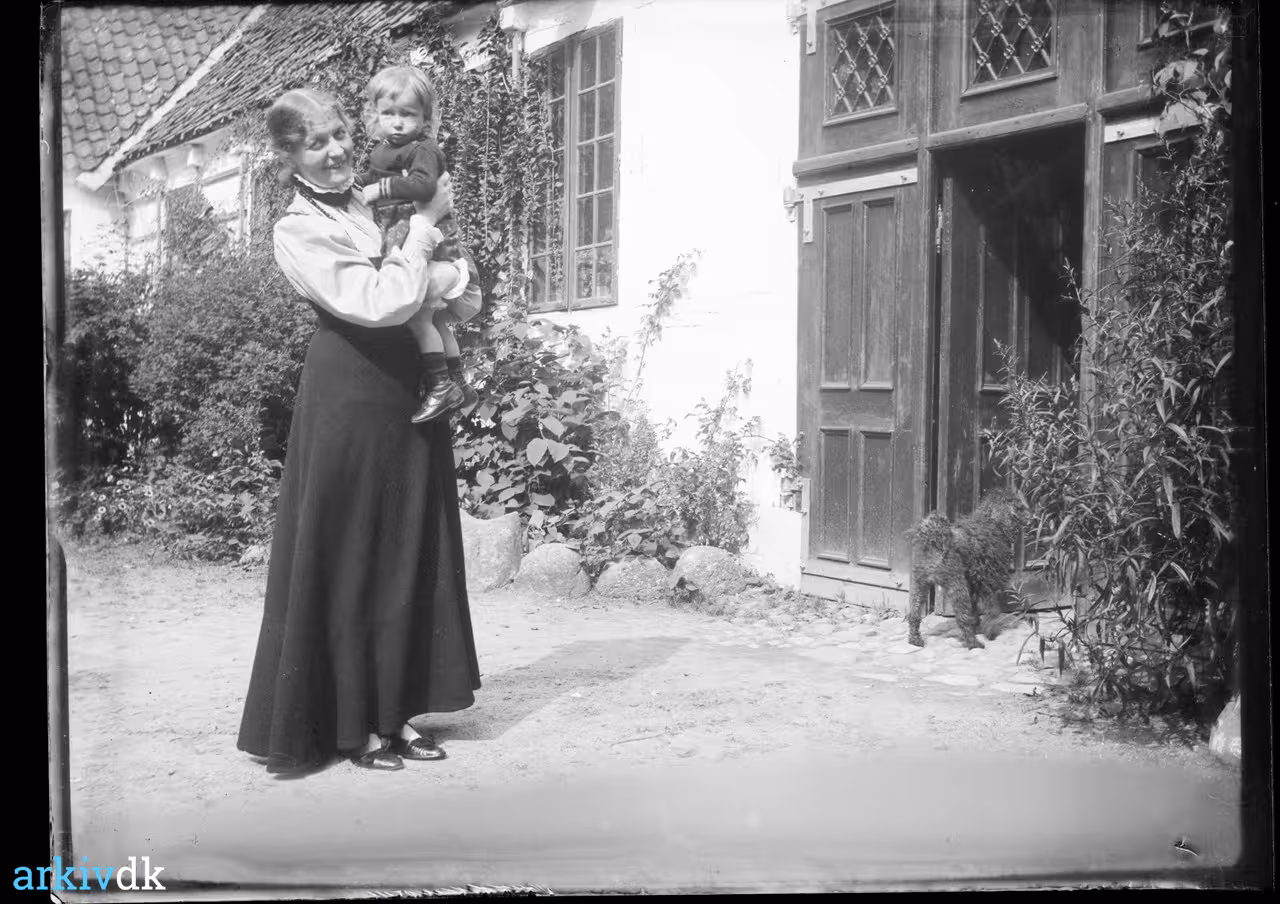 arkiv.dk | Bothilde Dahl med Hanne Levin Hansen foran hovedbygningen på Buderupholm.