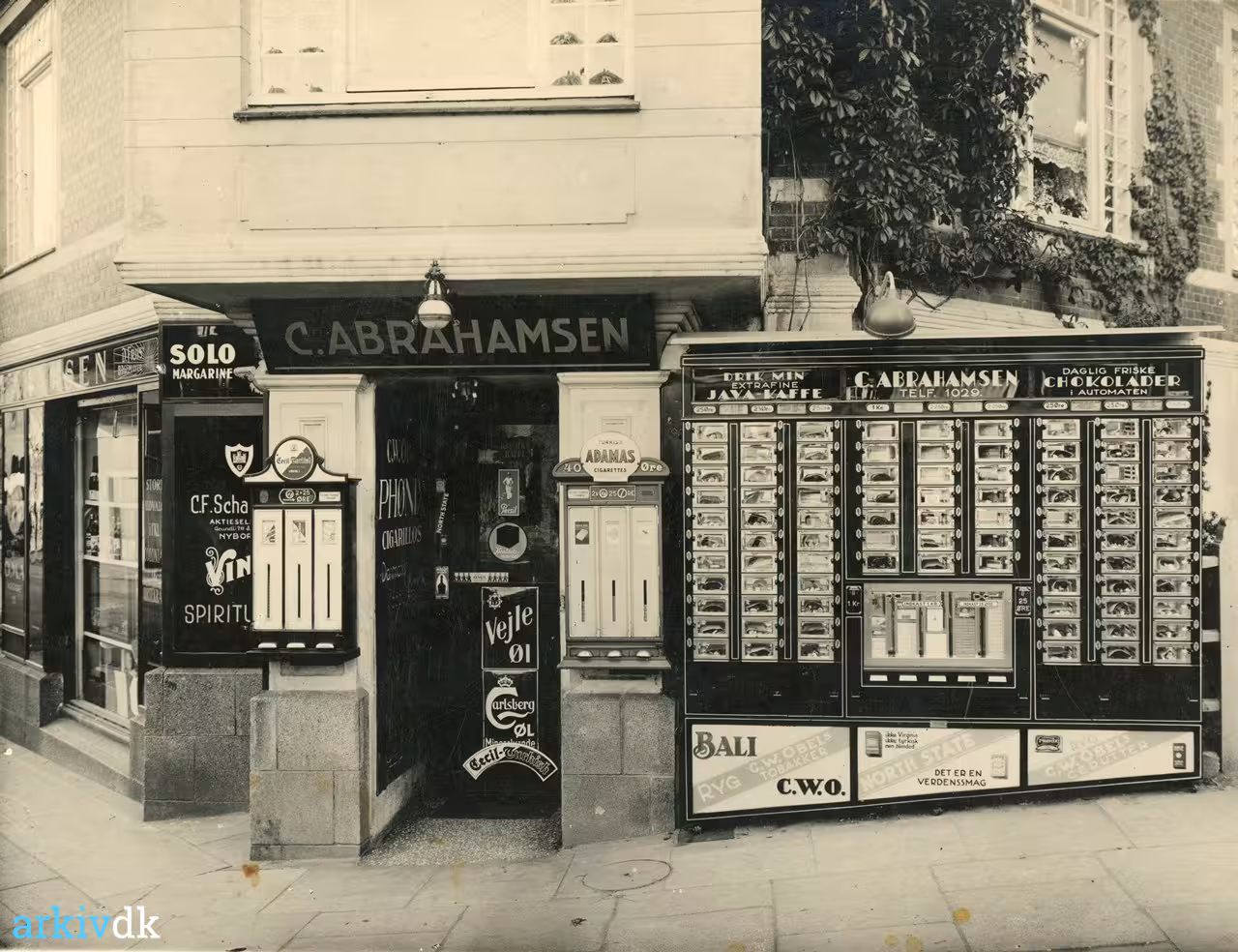 arkiv.dk | Købmand C. Abrahamsen, Enggade 13, Vejle, ca. 1935