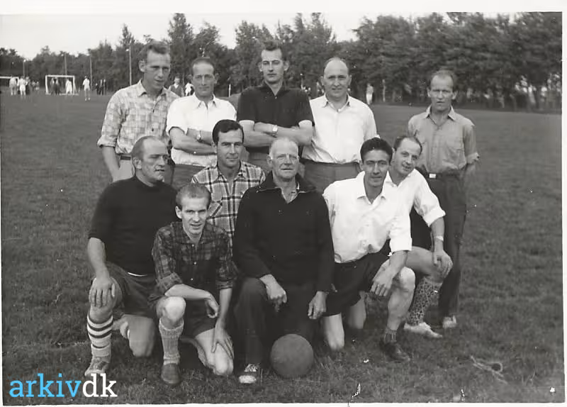 arkiv.dk | Fodboldhold fra sportsfest i Hatting 1958