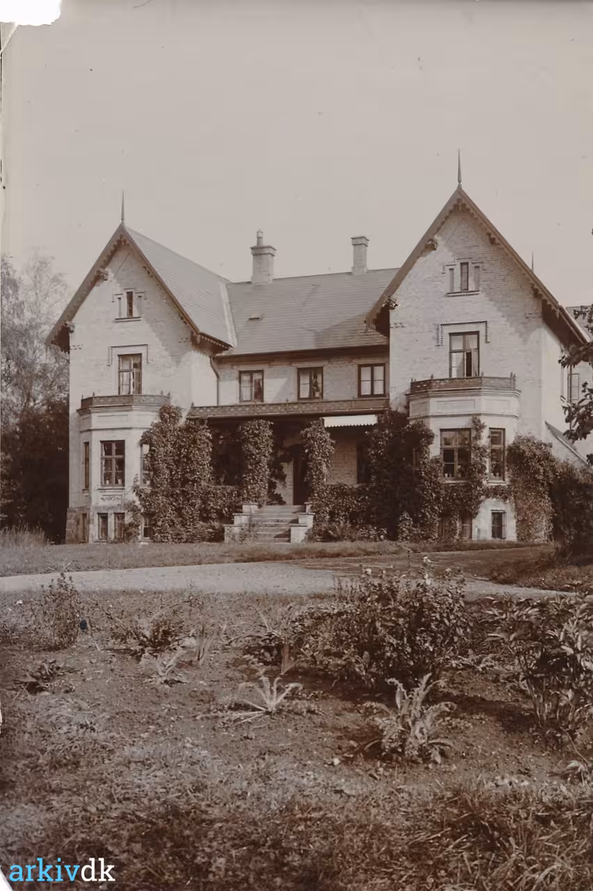 arkiv.dk | Hovedbygningen Sophienholm set fra haven