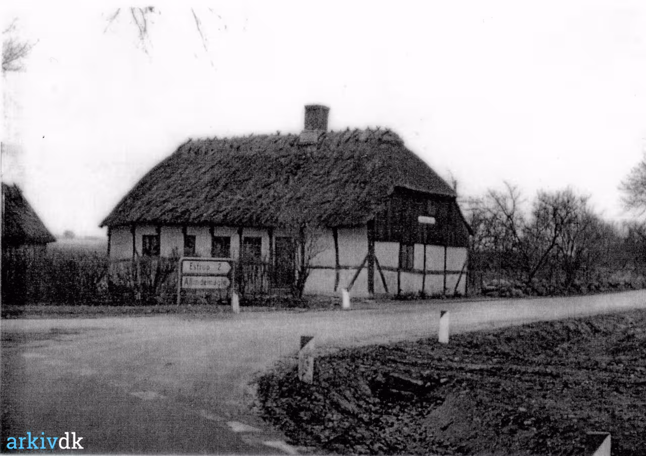 arkiv.dk | Allindemagle - Stråtækt ejendom