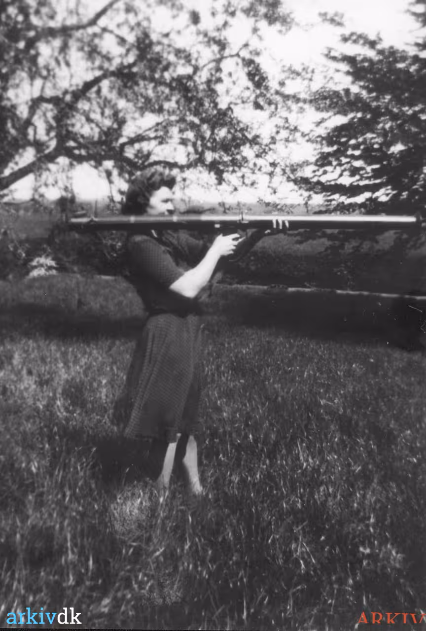 arkiv.dk | Fru Anna Hedegaard med en bazooka.