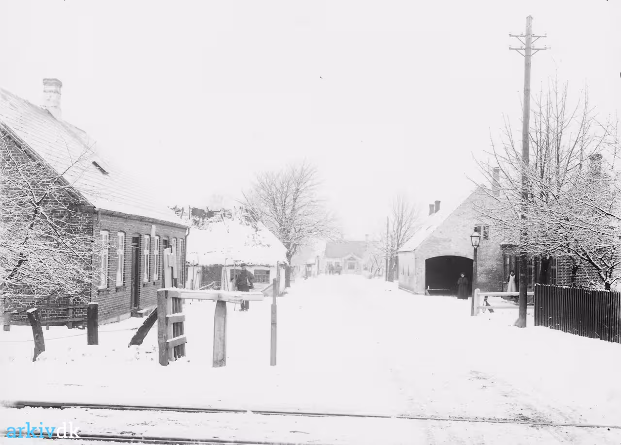 arkiv.dk | Gadebillede set fra Jernbanegade mod Hovedvejen. Til venstre ...