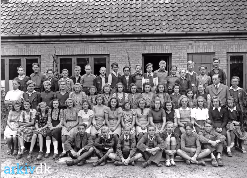 arkiv.dk | Konfirmandhold med pastor Svend Halfdan Lerfeldt.