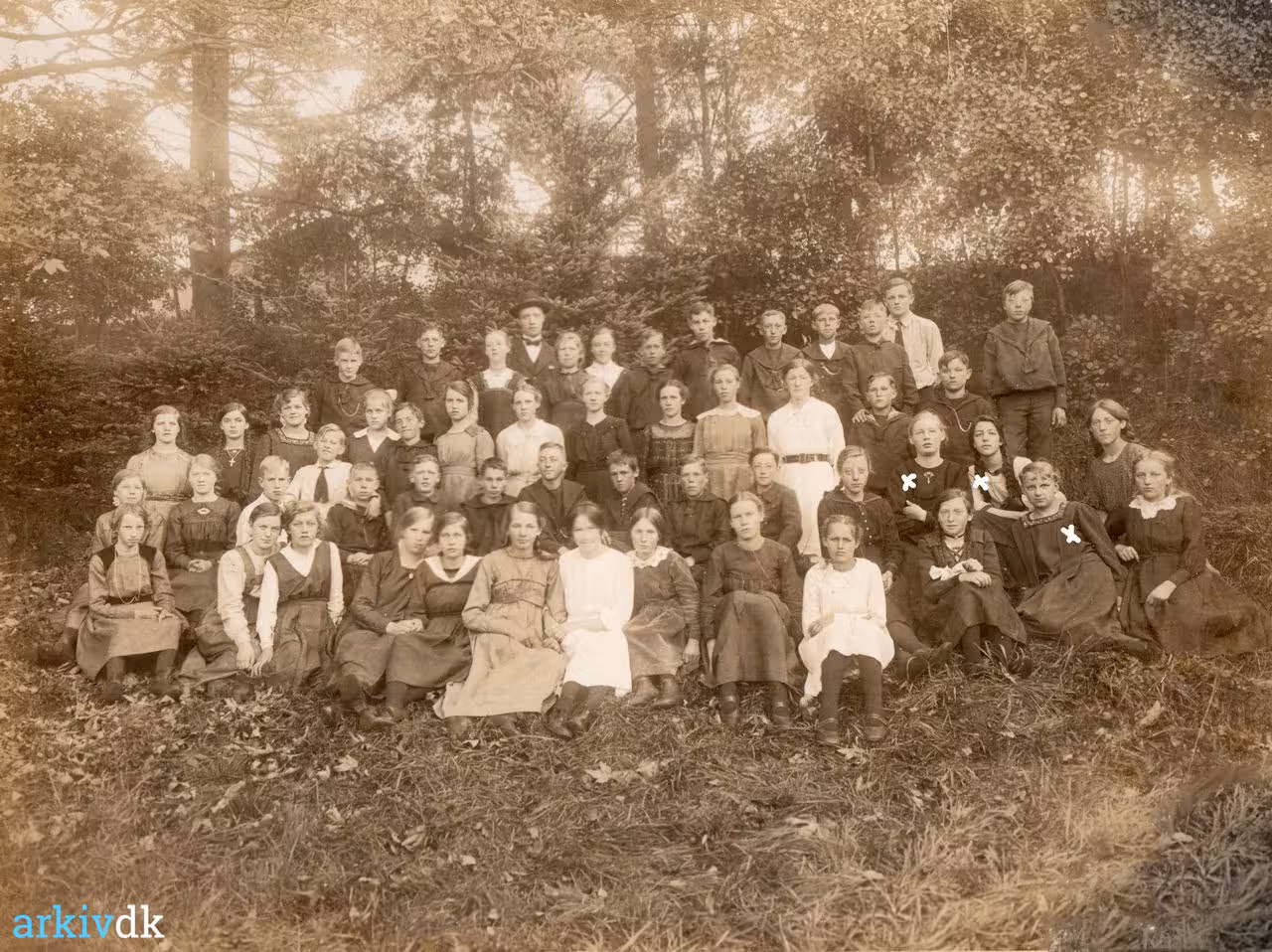 arkiv.dk | Konfirmander i Brande Kirke den 5. oktober 1919, ved pastor A. M. Nielsen.