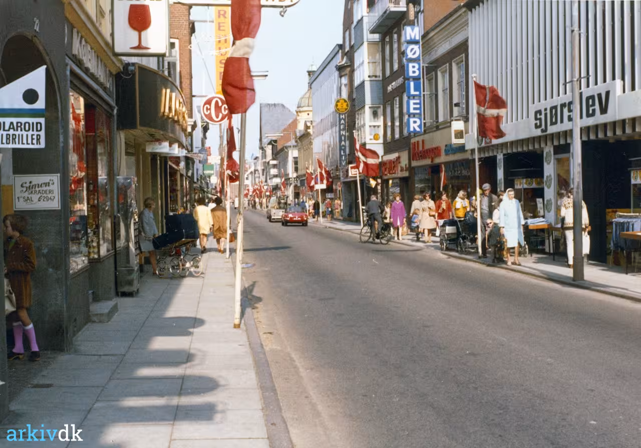 arkiv.dk | Vestergade set fra Vestergade 22 ind mod Torvet