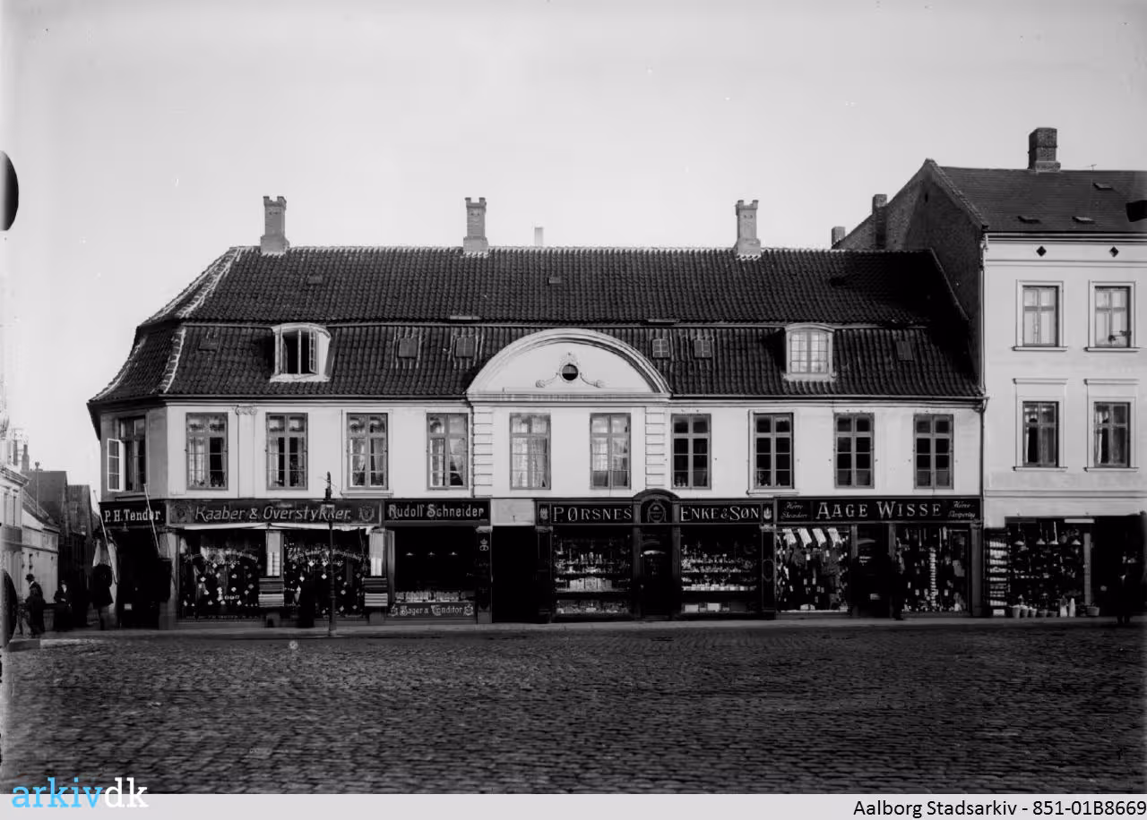arkiv.dk | Forretninger på Nytorv 1: P.H. Tønders Manufakturforretning, Bager & Conditor Rudolf ...