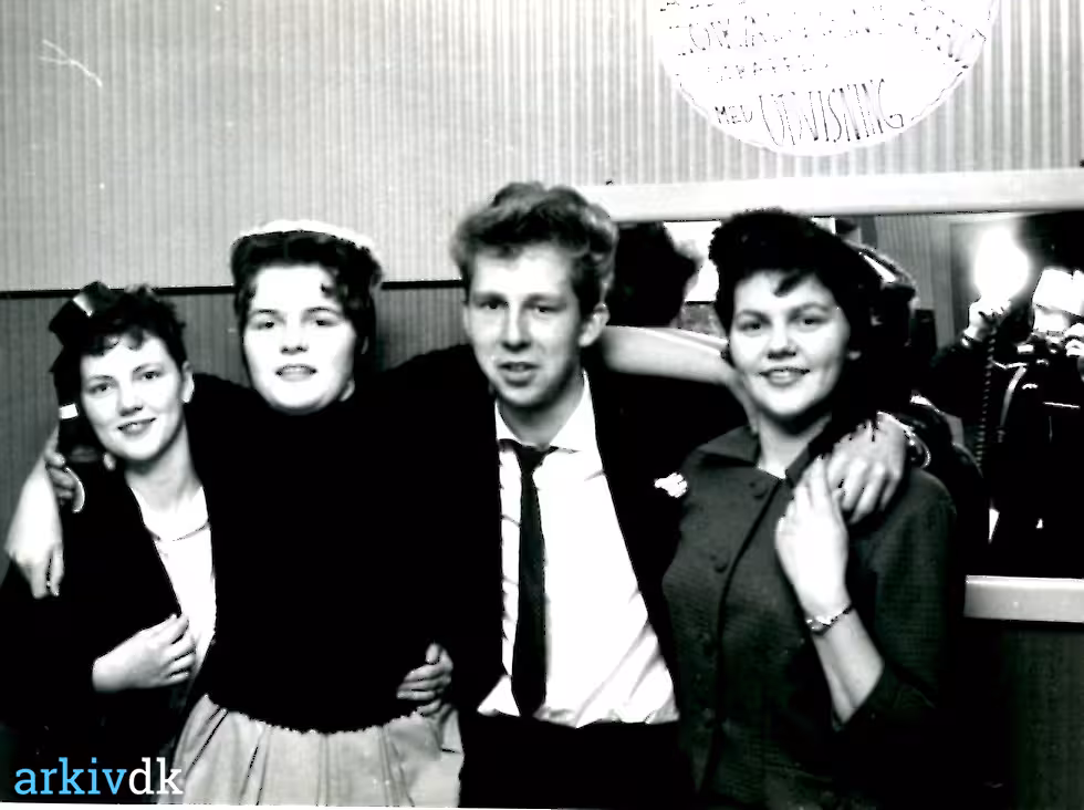 arkiv.dk | Billede af Erik Bisgaard med 3 piger fra kroen ca. 1970.