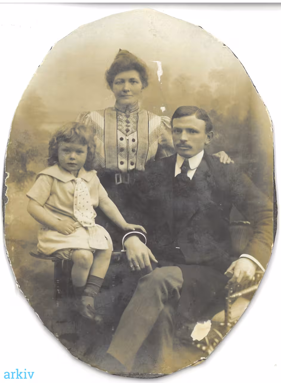 arkiv.dk | 2 familiefotos med relation til Murer Jens Mortensen og hustru Kristine/ Christine ...