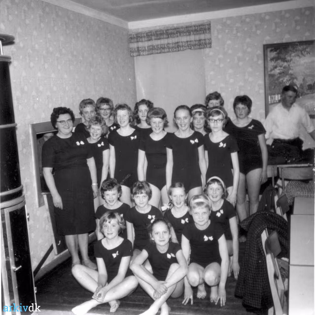 arkiv.dk | Emilie Jørgensen og et hold gymnastikpiger i Turup Forsamlingshus. 1964