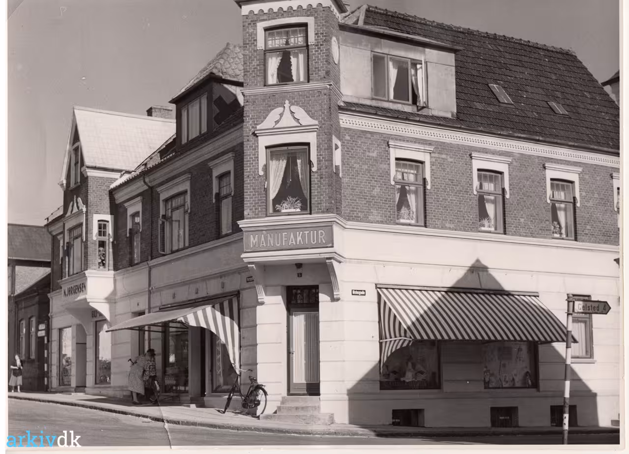 arkiv.dk | Manufakturforretning. Gunnar Pedersen. Østergade. Ejby