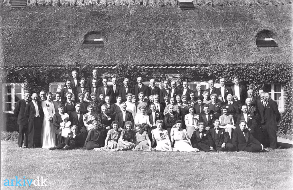 arkiv.dk | Gruppebillede ved Nelly og Johannes Hansen bryllup, Møllegård