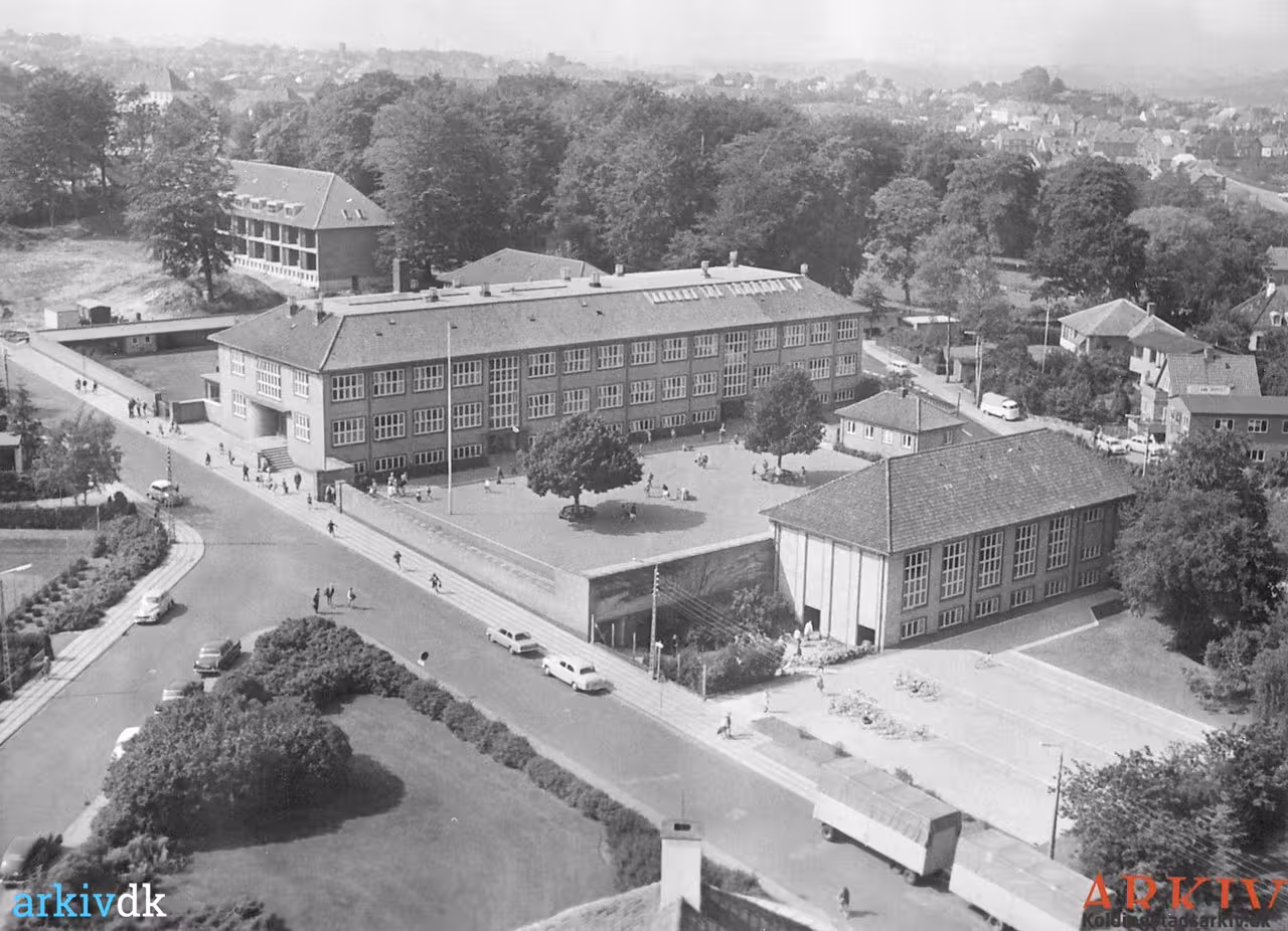 arkiv.dk | Riis Toft Skole set fra Kristkirken.