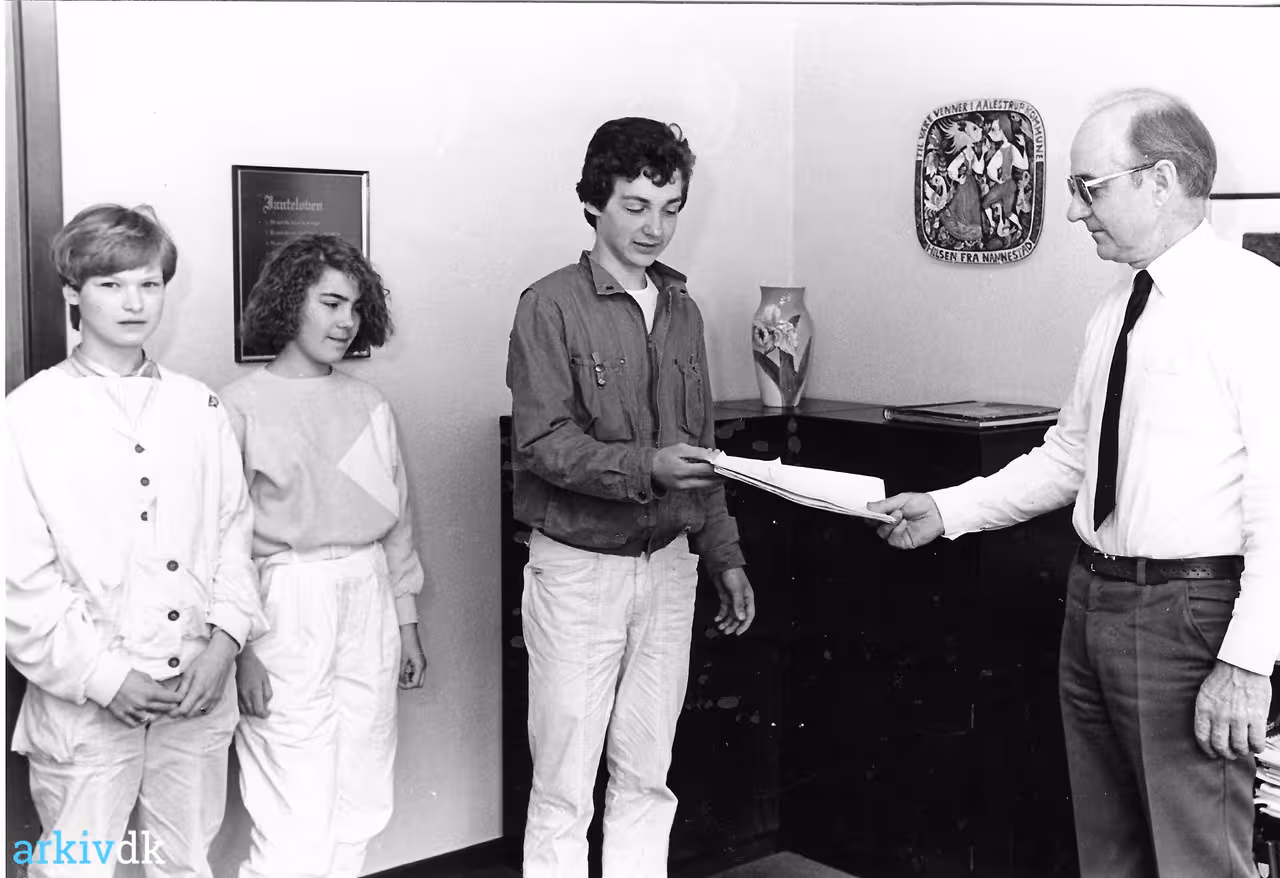 arkiv.dk | Borgmester Gustav Christensen sammen med tre unge, som får overakt bevis eller ...