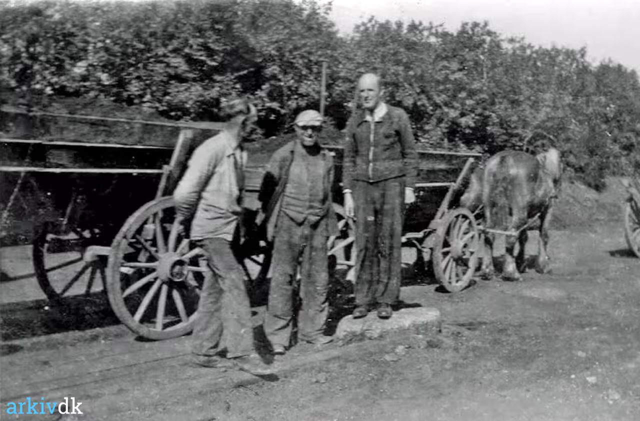 arkiv.dk | Ole Kristensen og Søren Allermand. Kørsel med brunkul 1945 ...