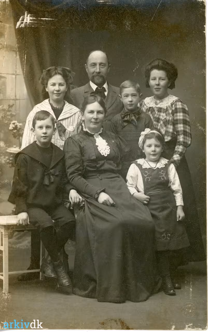 arkiv.dk | Lodsoldermand Mathias Kjeldsen de Fine Licht, Hals med familie.