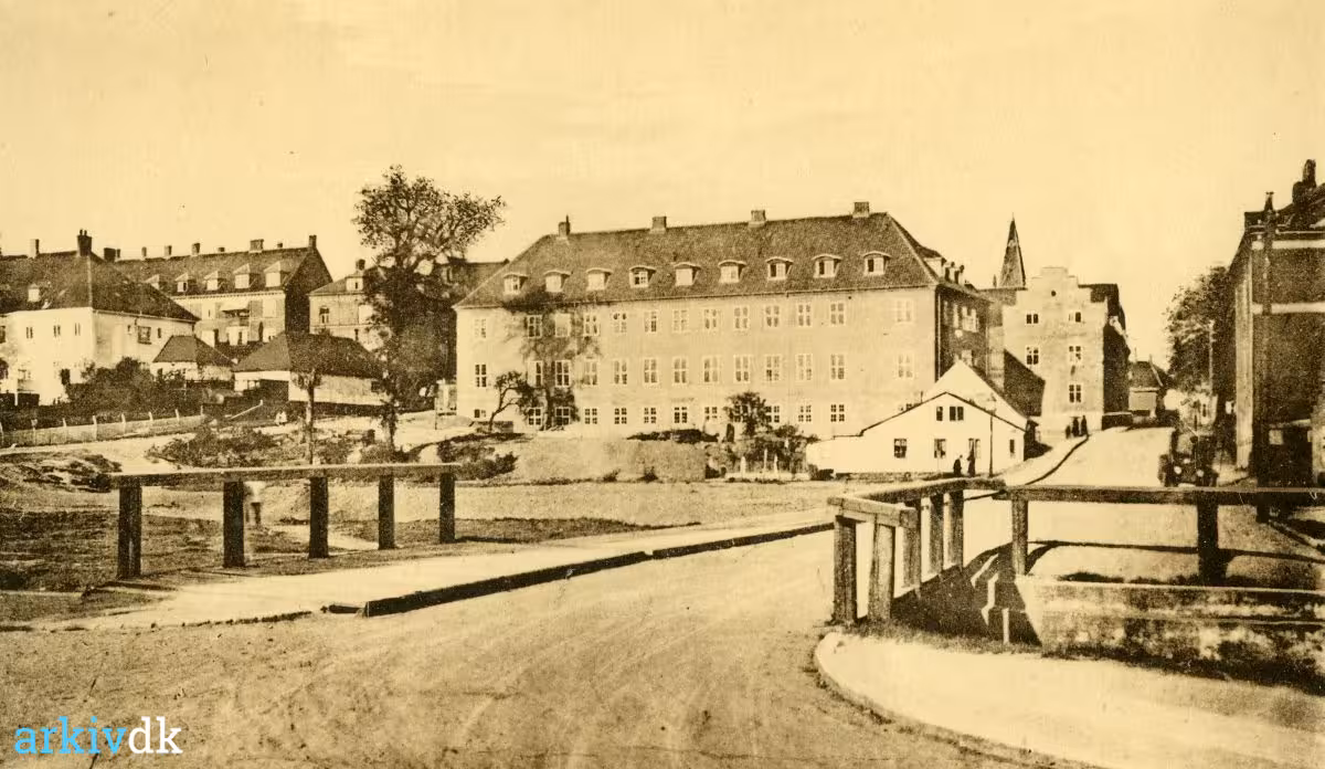 arkiv.dk | Tryk - Vejle Dommergård og Blegbanken, Vejle, ca. 1925