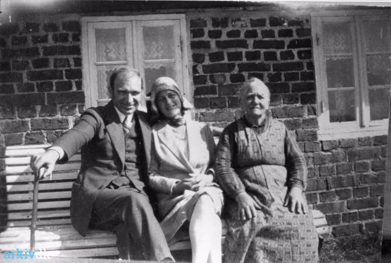 arkiv.dk | Charles Lilleøre, hustru Lene og Maren Hvas, Vejlby, 1929