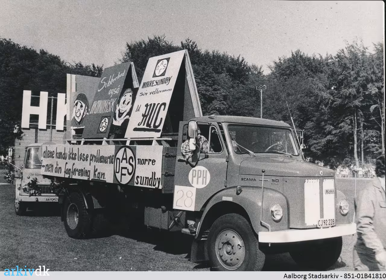 arkiv.dk | Fagenes Fest, ved åbningen af AUC. Pyntede lastbiler.