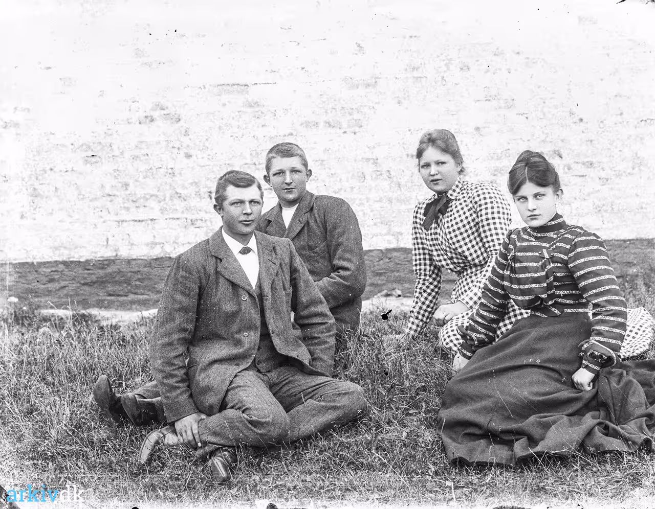 arkiv.dk | Fire søskende fra Gravholt i Ulsted.