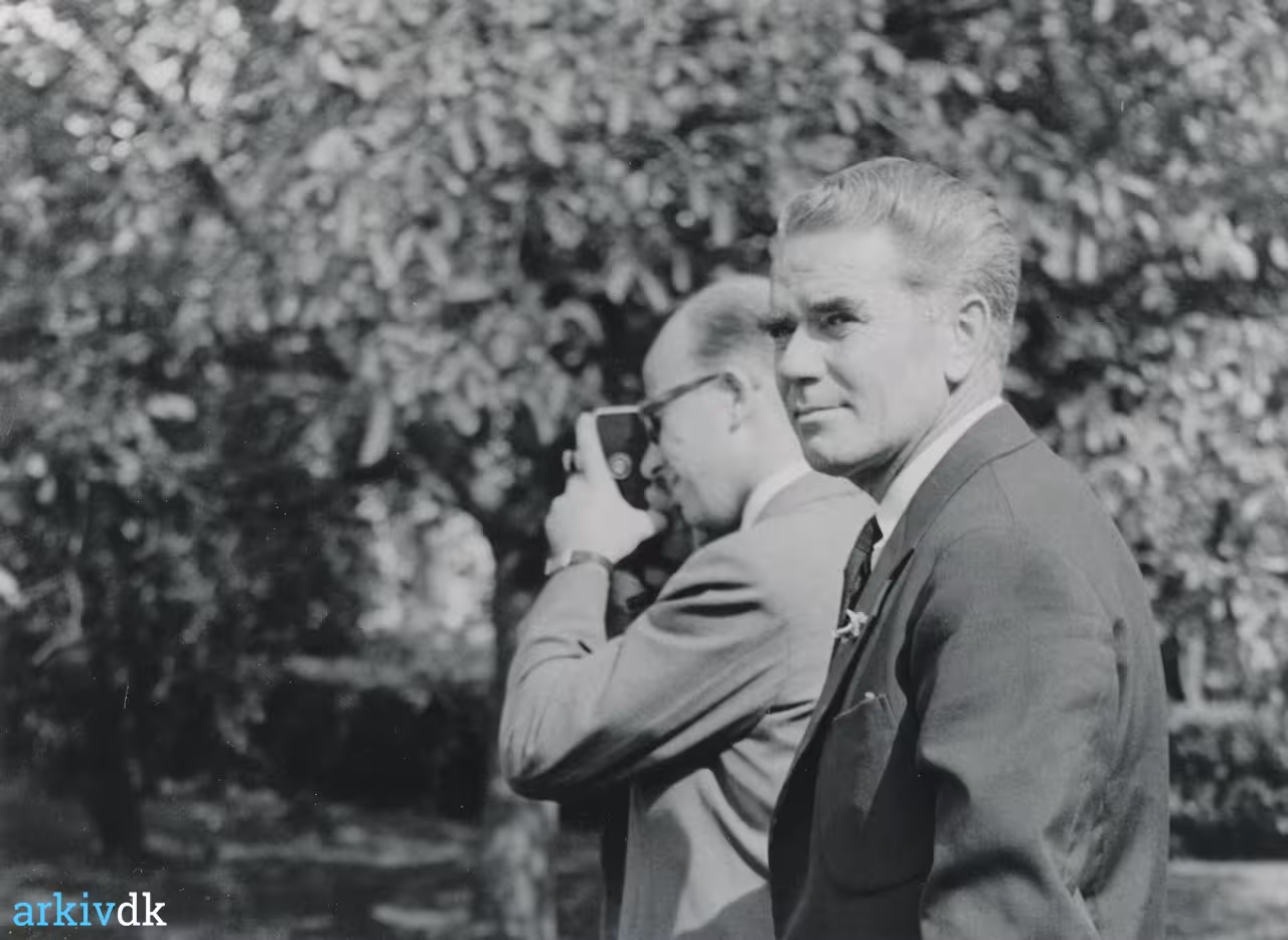 arkiv.dk | Viggo Andersen. Ejer af virksomheden Anglomac, som producerede frakker, ca. 1953