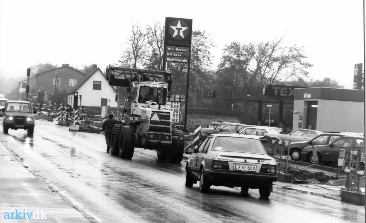 arkiv.dk | Borgergade set mod hjørnet ved Lupinvej med en Texaco-tank.