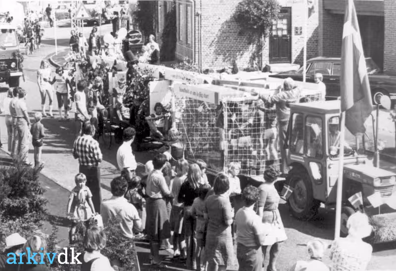 arkiv.dk | Byfest optog i Vestergade, Helsinge.