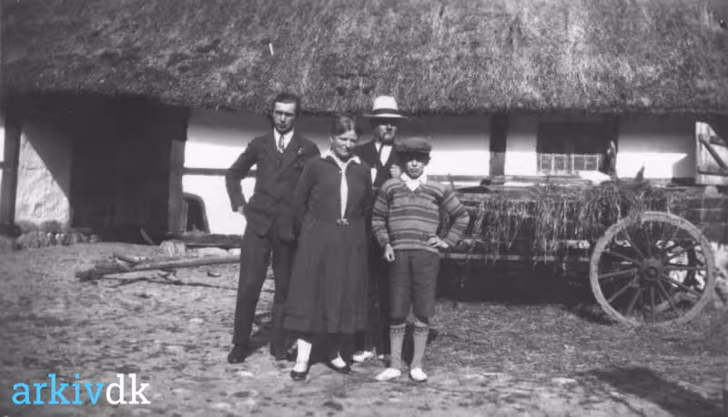 arkiv.dk | Foged-Niels med familie på Fogedgårdens gårdsplads, Tisvilde