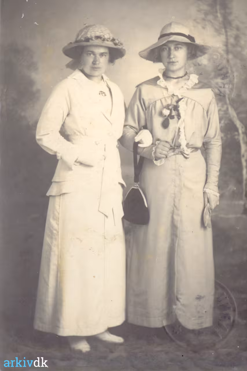 arkiv.dk | Anna Marie og Esther Elisabeth Holm, Alstrupgaard, Lisbjerg ...