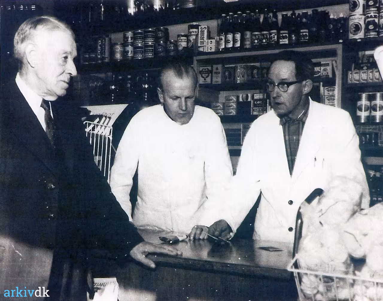 arkiv.dk | 1958 ca. Bl.a. Kristen Kristensen "Hvirvelbak", Yttrupvej 16, Yttrup.