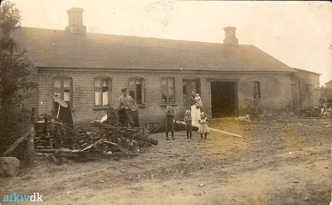 arkiv.dk | Staushedevejen 53. Den gamle smedje i Kragelund.