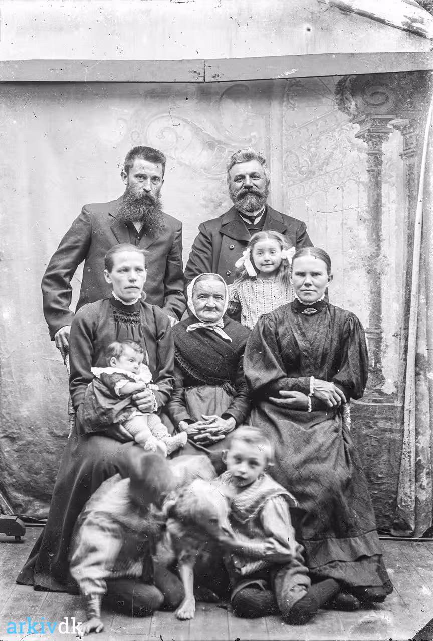 arkiv.dk | Familiekomsammen hos fotograf K.P. Andreasen, Ulsted.