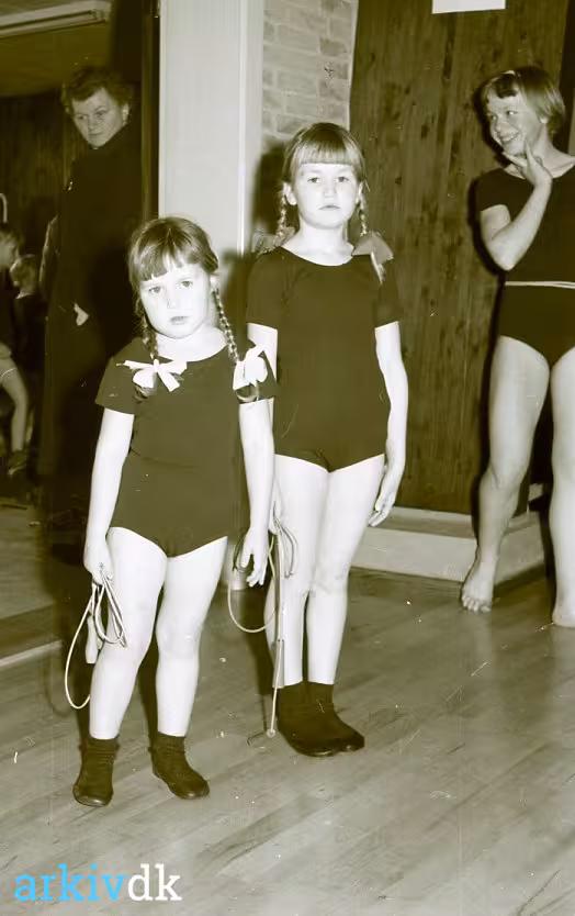 arkiv.dk | Gymnastikpiger fra Mou