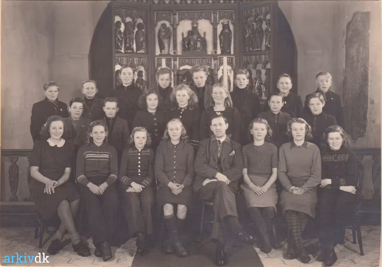 arkiv.dk | Konfirmander i Tornby kirke, 1949