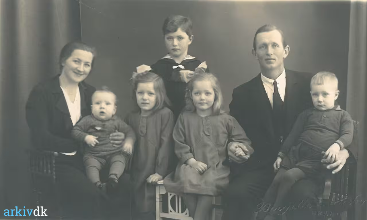 arkiv.dk | Marie og Thisgaard Andreasen, Thyregodlund, med børn 1938