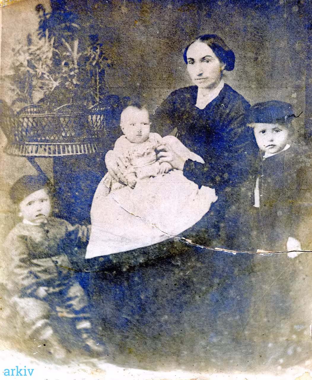 arkiv.dk | Johanne Marie Johannesen, f. Larsen, med børnene Anna, Adolf, og Julius,