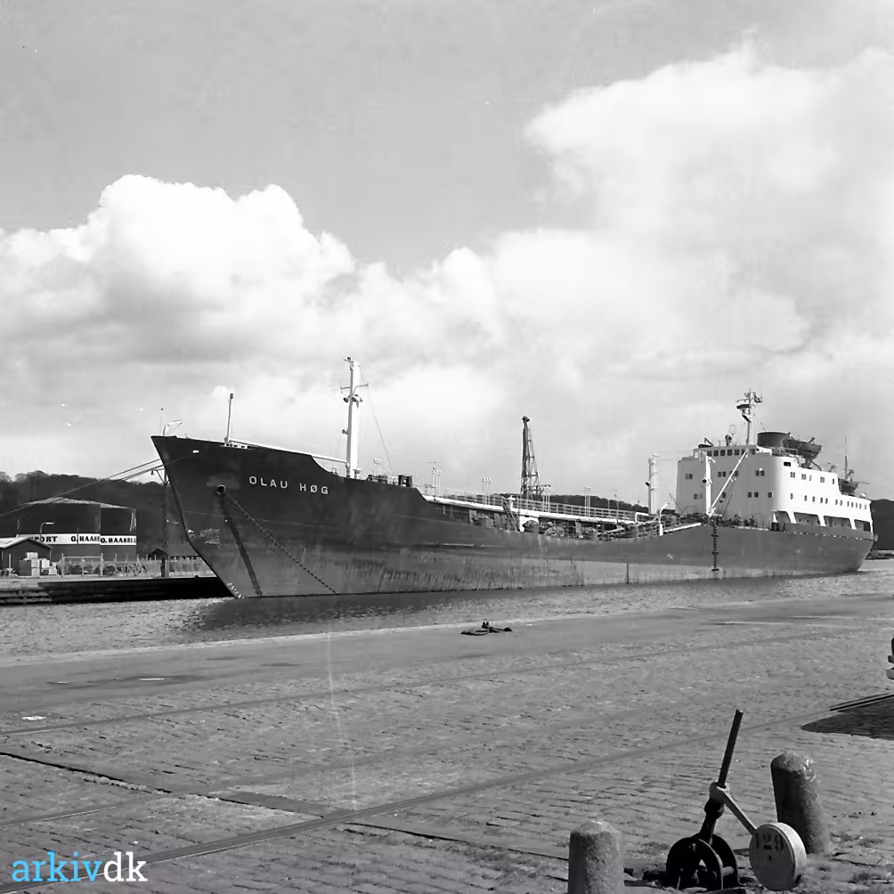 arkiv.dk | Olau Høg - histil største tankskib i Vejle Havn, 1967