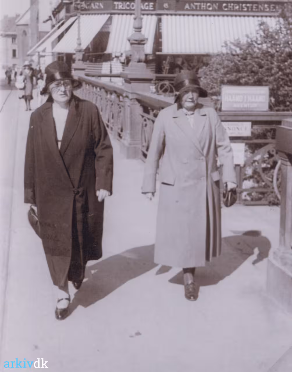 arkiv.dk | Sofie Larsen sammen med unavngiven kvinde.