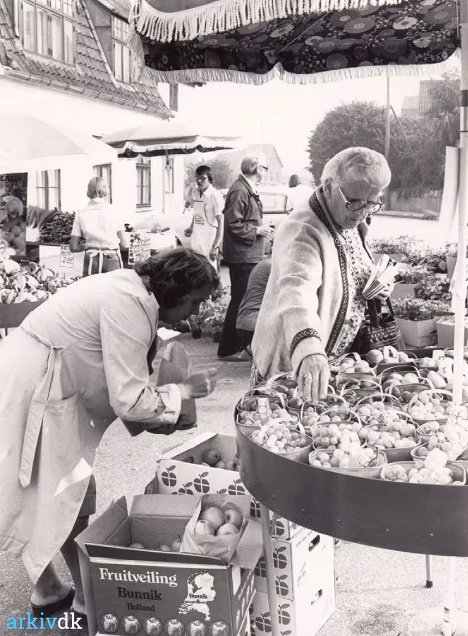 arkiv.dk | Lørdagens torvedag ved Hørning Handelsplads